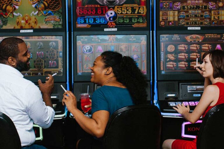 Smoking Courtyard - Fair Grounds Race Course & Slots